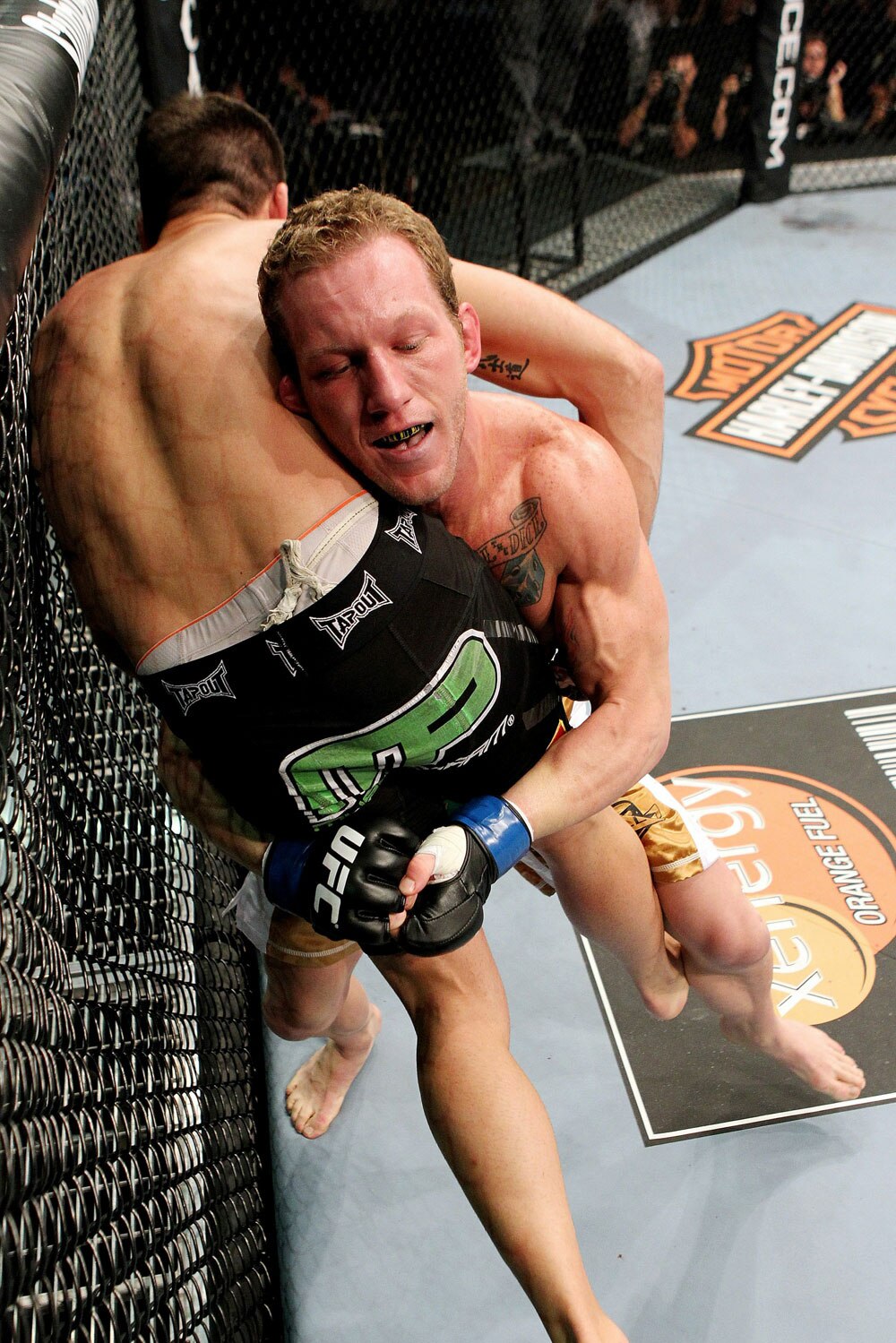 UFC 125 Results: Edgar Outlasts Maynard and Other Round-By-Round Analysis