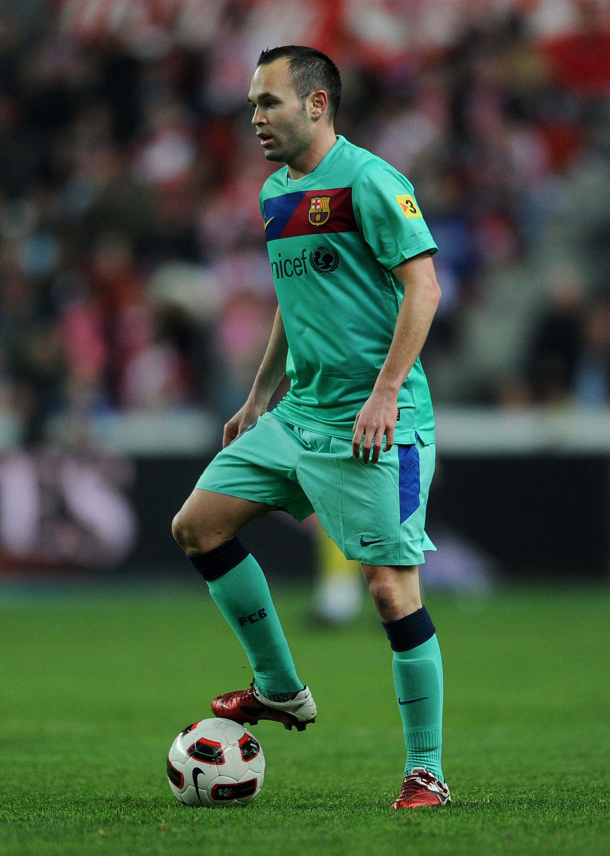 UEFA Champions League Last 16: Arsenal vs. Barcelona Key Battles